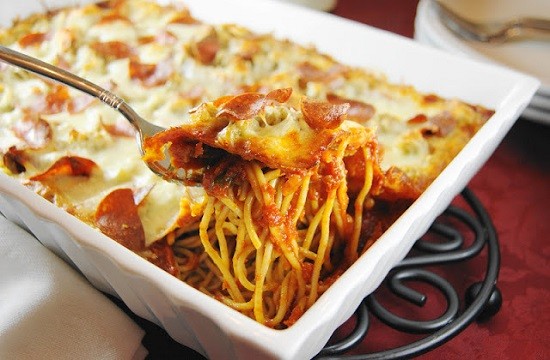 This Spaghetti Pizza Bake Is The Best Of Both Worlds Combined ...